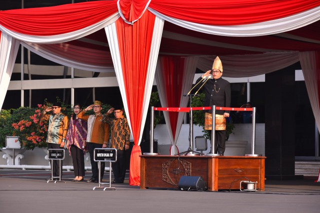 HUT ke-78 RI, Setjen DPR Gelar Upacara Bendera | Medpolindo HUT ke-78 RI, Setjen DPR Gelar Upacara Bendera | Medpolindo